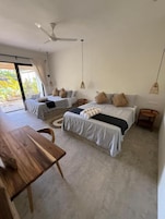Quarto Quádruplo, pátio, vista para o jardim | Cofre no quarto, secretária, cortinas/cortinados opacos