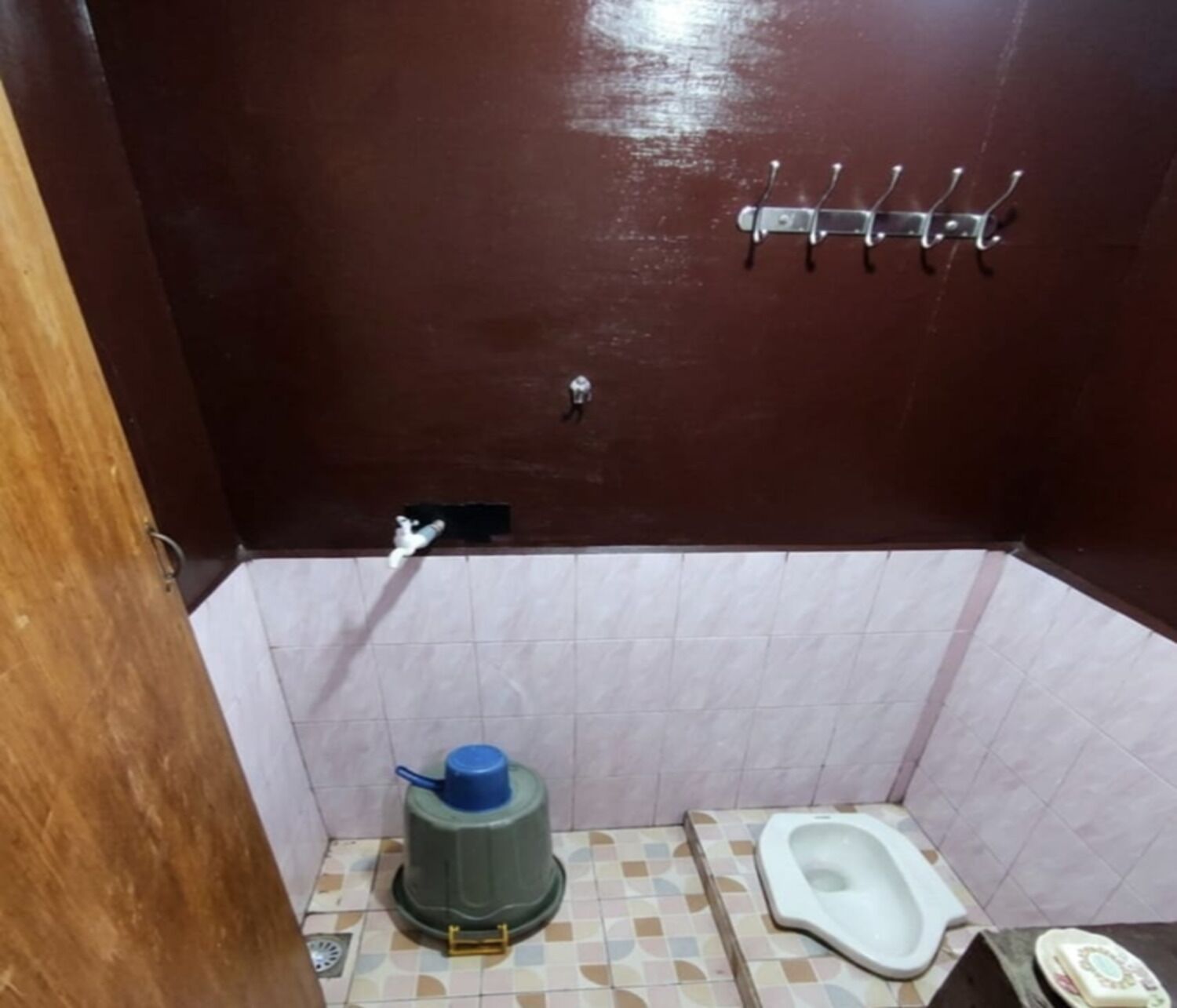 Um banheiro pequeno com vaso sanitário, mictório, pia e espelho.