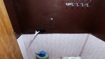 Um banheiro pequeno com vaso sanitário, mictório, pia e espelho.
