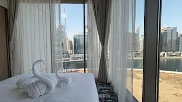 Apartamento Deluxe, 2 quartos, varanda, vista para o canal | Cofre no quarto, quartos insonorizados, ferro/tábua de engomar