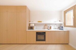 Apartamento | Cozinha privada | Um frigorífico, um micro-ondas, um forno, uma placa de cozinha 