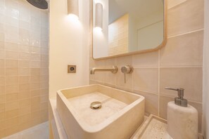 Apartamento | Casa de banho | Um secador de cabelo, toalhas fornecidas, champô 