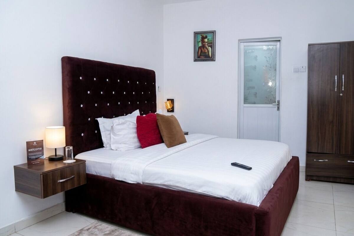 Quarto solteiro luxo | Escrivaninha, espaço de trabalho para notebook, Wi-Fi de cortesia
