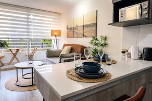 Apartamento | Cozinha privada | Frigobar, micro-ondas, fogão, talheres/pratos/utensílios de cozinha