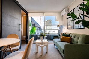 Apartamento standard | Roupas de cama premium, edredons de pluma, ferros/tábuas de passar roupa