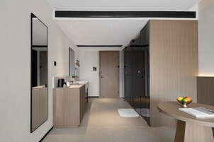 Quarto Twin de Luxo, Vista para a cidade | Secretária, secretária adequada para computadores portáteis