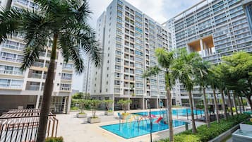 2 piscinas exteriores