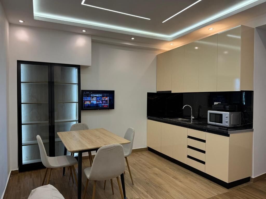 Apartamento luxo, sacada | Cozinha privada | Geladeira
