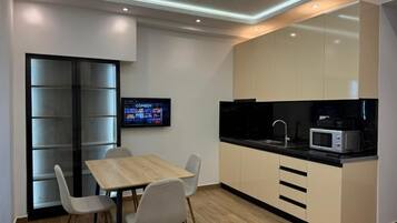 Apartamento luxo, sacada | Cozinha privada | Geladeira