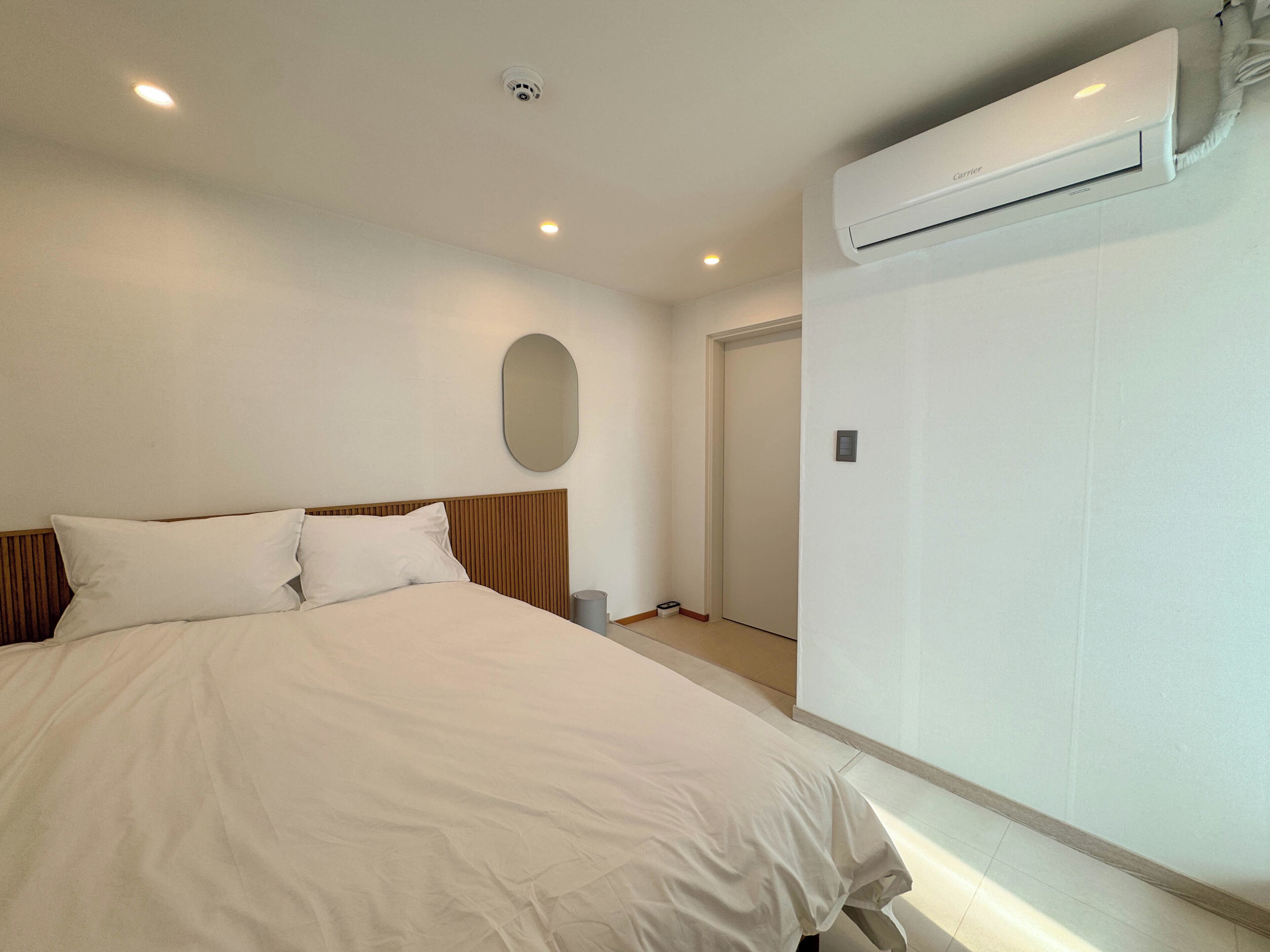 Quarto Duplo Comfort, Vista para a cidade | Roupa de alta qualidade, edredões de penas, camas de colchão pillowtop 