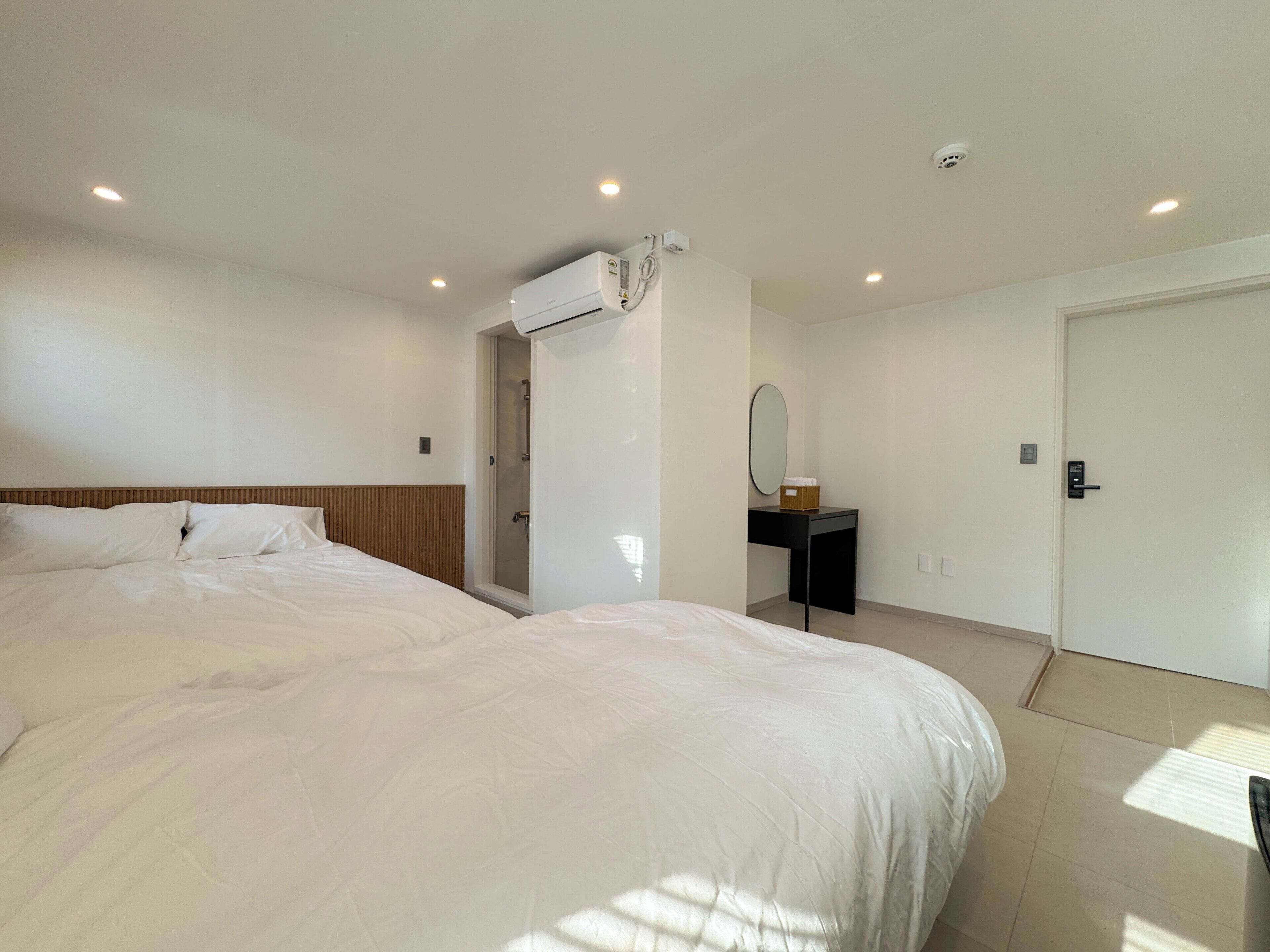 Quarto Triplo Superior, vista para a praia | Roupa de alta qualidade, edredões de penas, camas de colchão pillowtop 