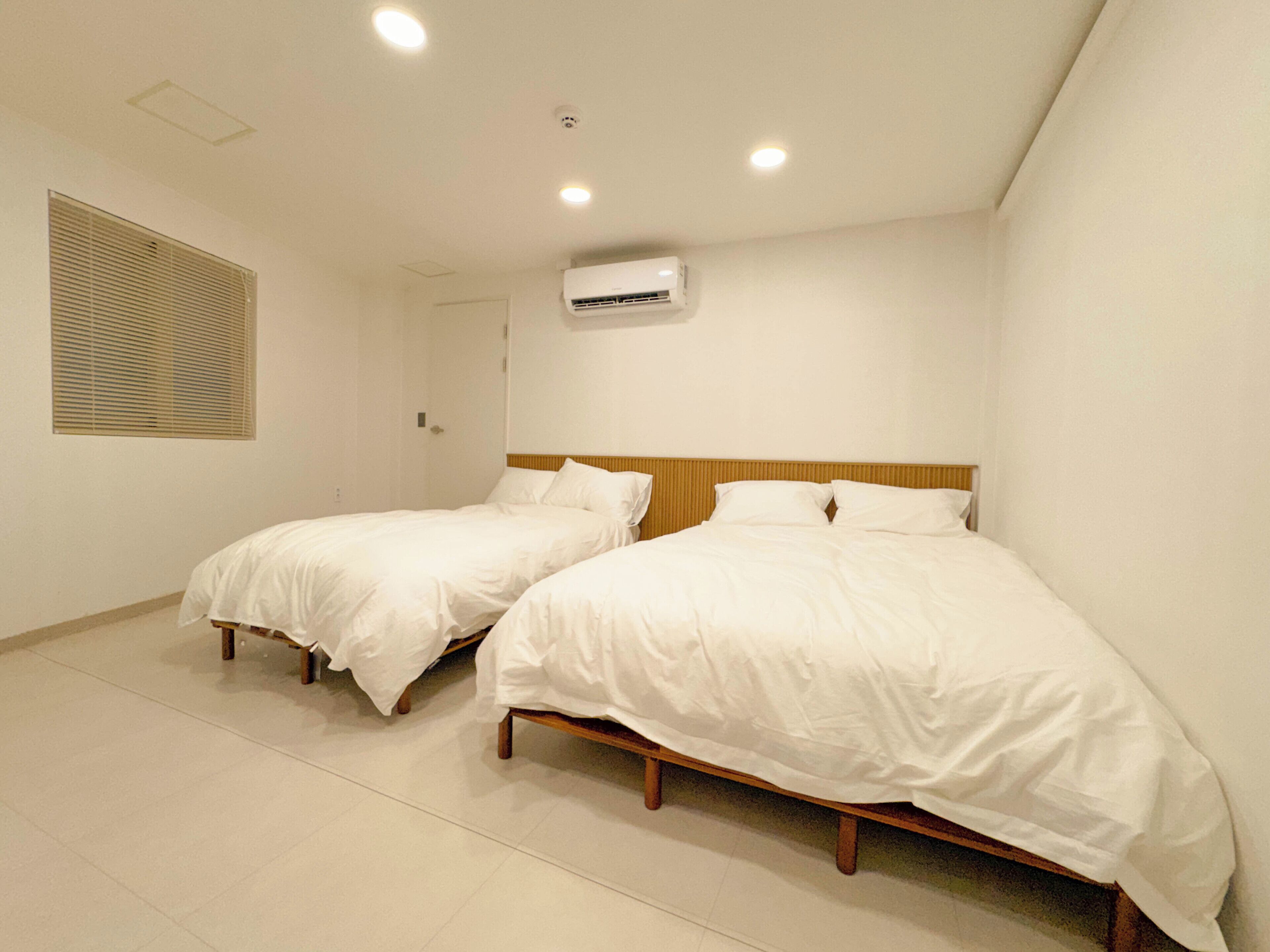 Quarto Triplo Nobre | Roupa de alta qualidade, edredões de penas, camas de colchão pillowtop 