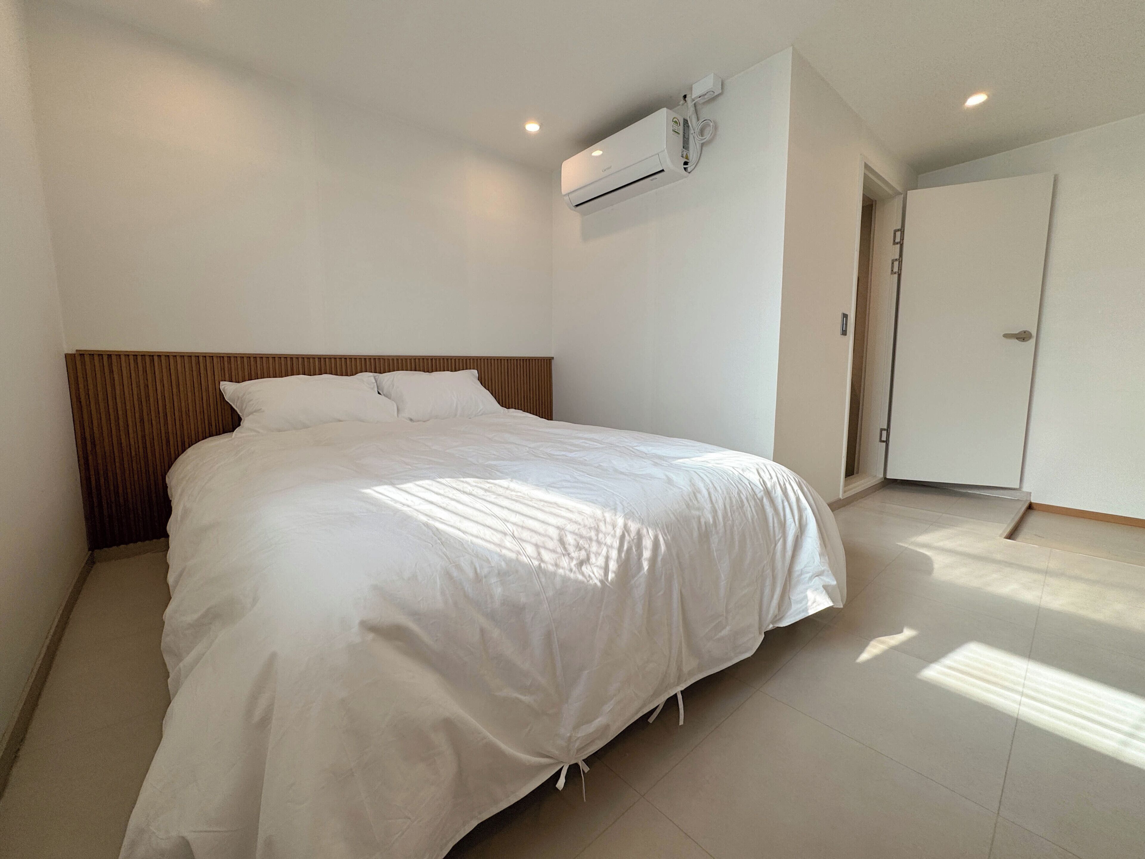 Quarto Duplo Deluxe, vista para a marina | Roupa de alta qualidade, edredões de penas, camas de colchão pillowtop 