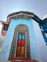 Um edifício tradicional com uma porta colorida e detalhes elaborados.