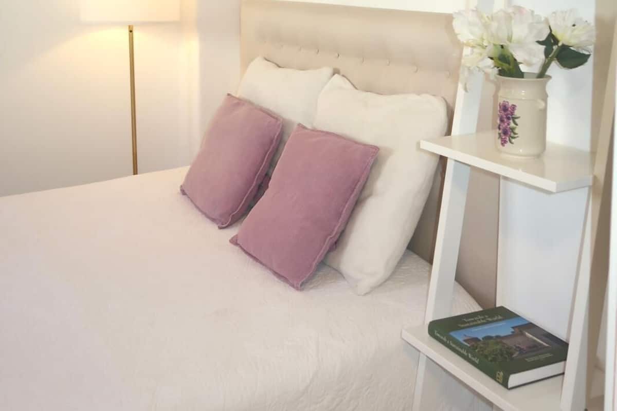 Quarto Duplo Básico, Vista para a cidade | Wi-fi grátis, roupa de cama fornecida 