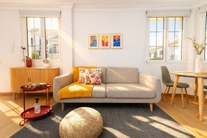Apartamento Júnior | Sala de estar | Televisor de ecrã plano de 32 polegadas com canais por cabo 