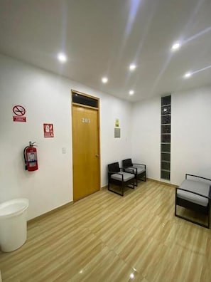 Quarto Básico, 1 cama de casal, varanda, Vista para a cidade | Interior