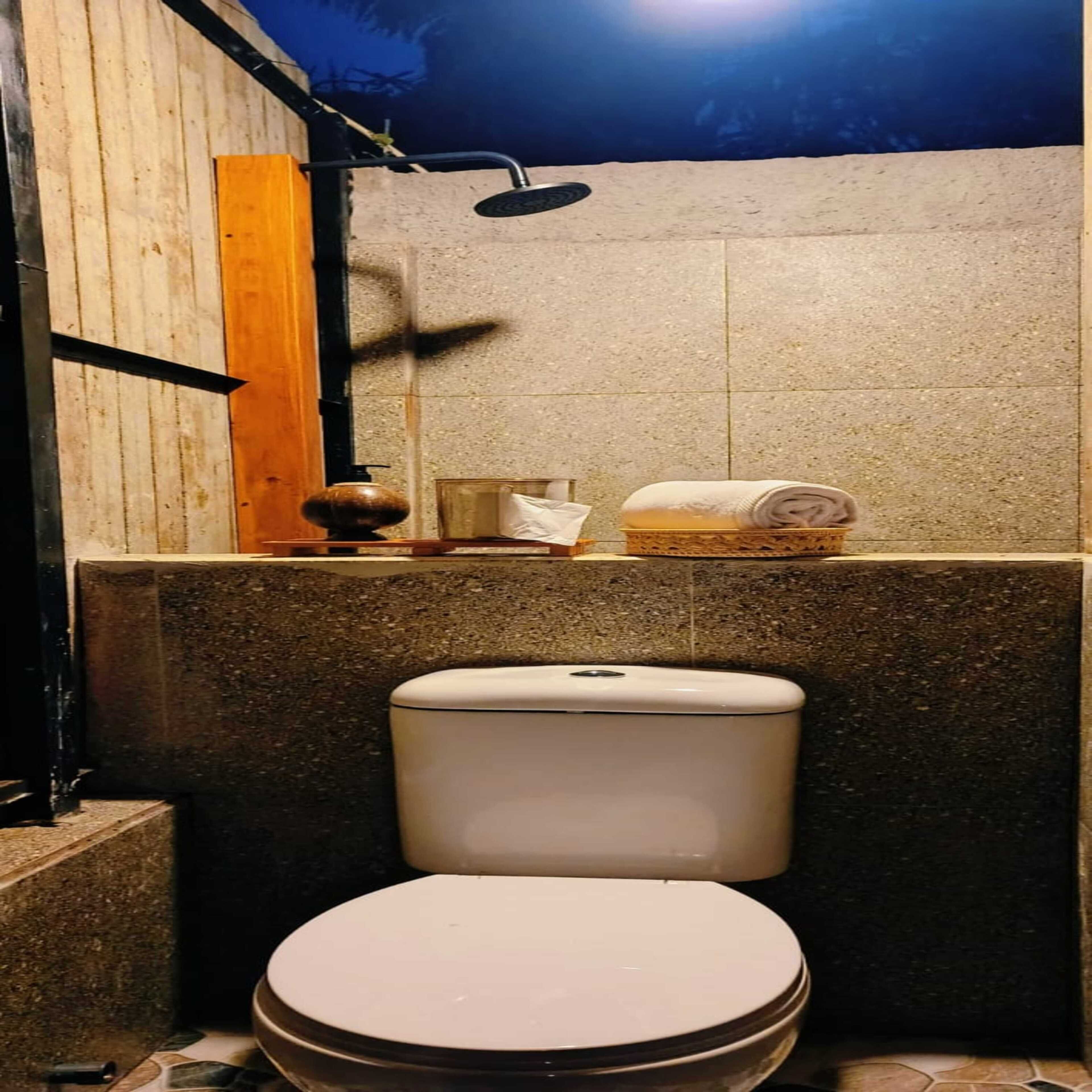 Bangalô luxo | Banheiro | Toalhas de banho, sabonete, shampoo, papel higiênico