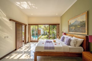 Vila, 2 quartos, piscina particular, vista para a piscina | Cofres nos quartos, cortinas blackout, Wi-Fi de cortesia, roupa de cama