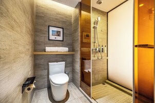 Quarto Duplo Básico, Vista para a cidade | Casa de banho | Um polibã, um secador de cabelo, chinelos, toalhas fornecidas 