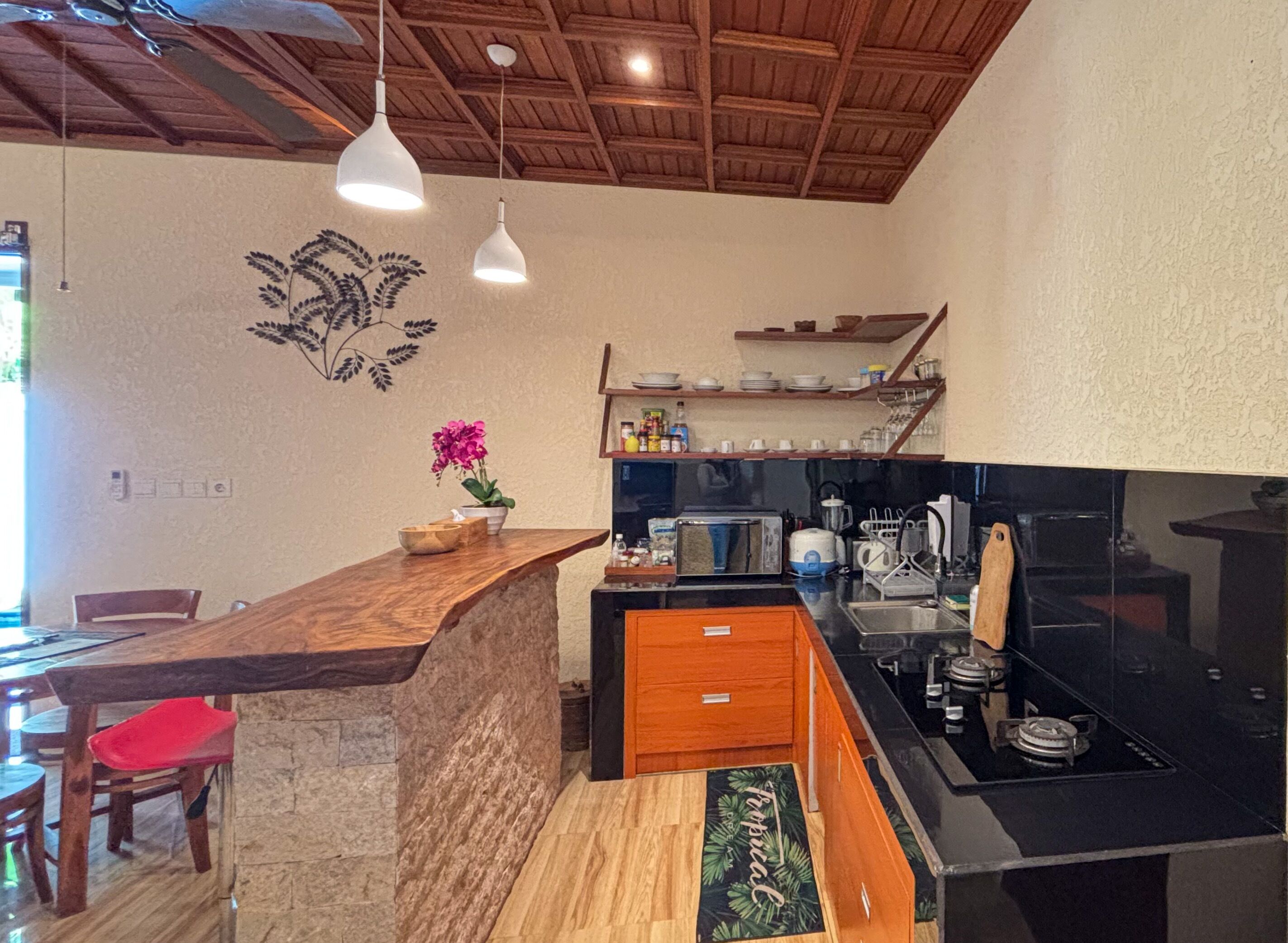 Villa Familiar, 2 quartos, kitchenette, vista para a piscina | Cozinha privada | Um micro-ondas, uma placa de cozinha, utensílios de cozinha 
