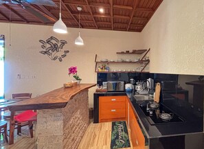 Vila família, 2 quartos, cozinha americana, vista para a piscina | Cozinha privada | Micro-ondas, cooktop, talheres/pratos/utensílios de cozinha