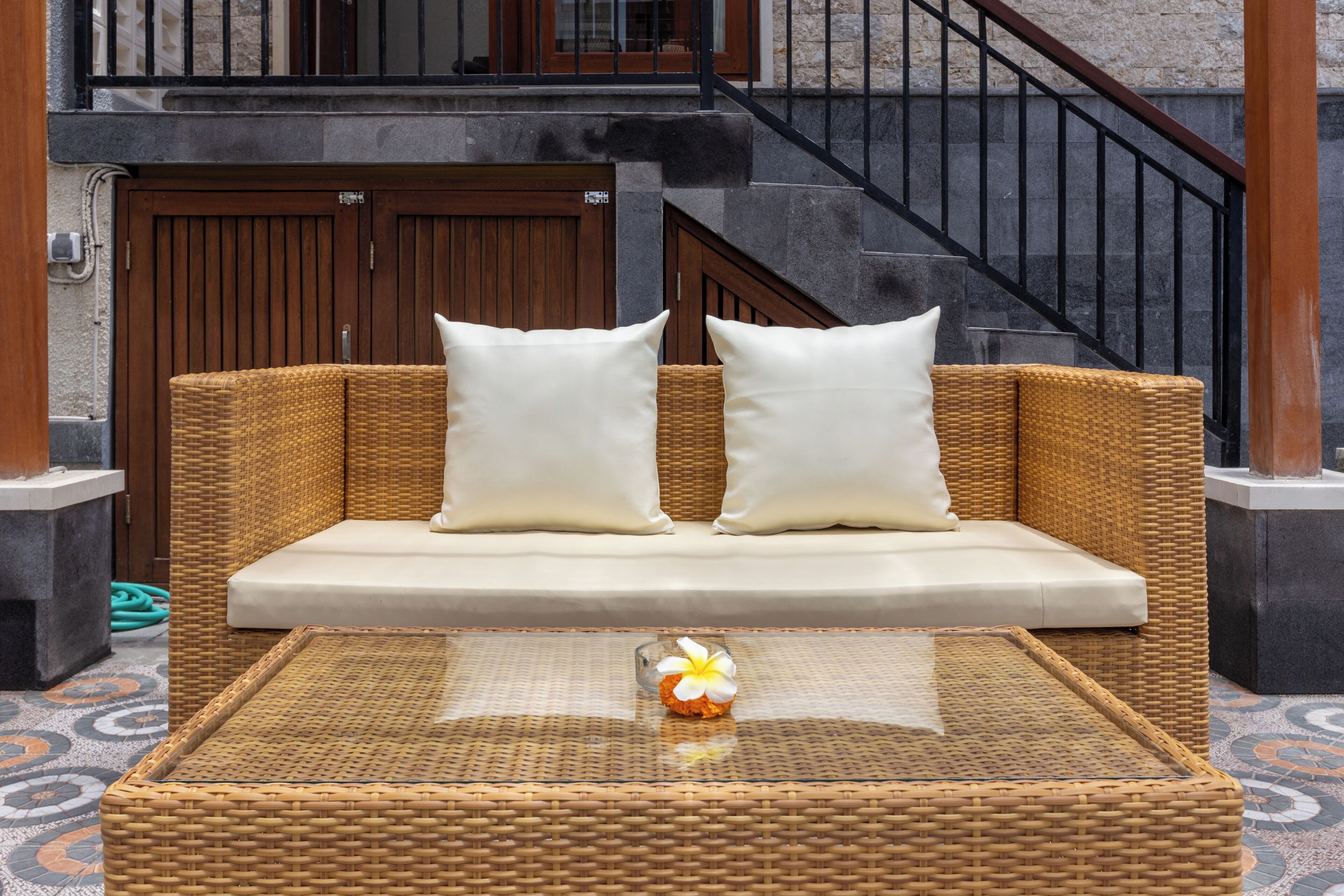 Vila luxo, 1 quarto, cozinha americana, vista para a piscina | Mesa do concierge