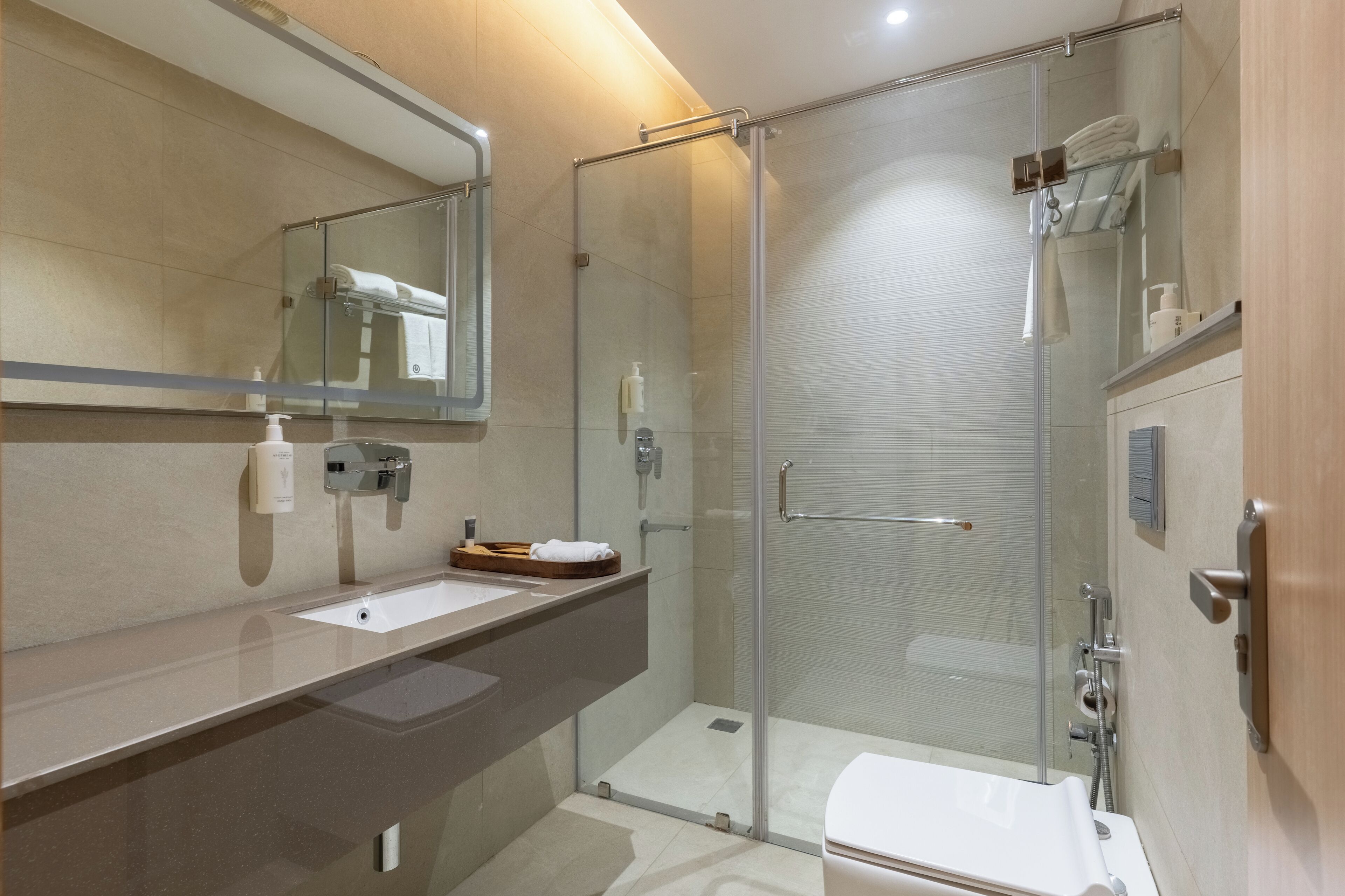 Quarto Premium | Casa de banho | Um polibã, toalhas fornecidas, sabão, champô 