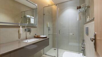 Quarto Premium | Casa de banho | Um polibã, toalhas fornecidas, sabão, champô