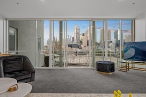 Apartamento luxo, sacada, vista para a cidade | Área de estar | Smart TV