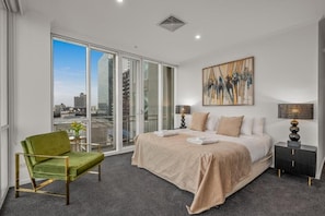 Apartamento luxo, sacada, vista para a cidade | Ferros/tábuas de passar roupa, Wi-Fi de cortesia