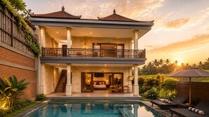 Uma casa de dois andares com piscina, varanda e jardim.