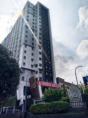 Um edifício alto com uma placa que diz 'CORDOVA SUITES' e 'CORDOVA EDUCATION'.