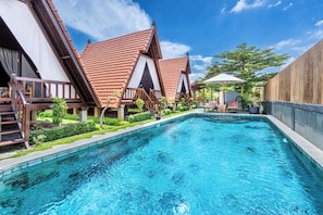 Quarto Duplo, varanda, Vista para a cidade | Piscina | Piscina exterior 