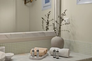 Quarto Clássico com Cama de Casal, vista para o jardim | Casa de banho | Um polibã, toalhas fornecidas, champô 