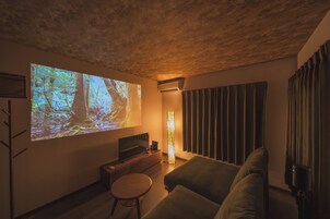 Vila luxo, vista para o rio | Área de estar | TV de tela plana 40 polegadas com canais digitais