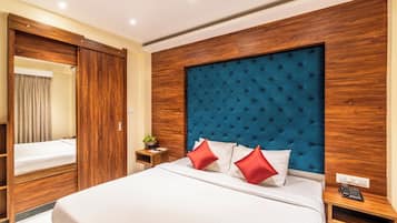 Quarto casal luxo, vista para a cidade | Escrivaninha, espaço de trabalho para notebook