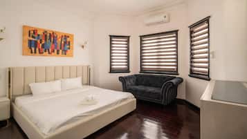 Villa Clássica, vista para o jardim | Cofre no quarto, secretária, cortinas/cortinados opacos
