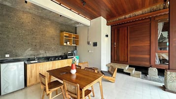 Vila, 2 quartos, piscina particular, vista para a piscina | Opções para refeição