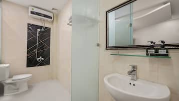 Quarto Duplo Standard | Casa de banho | Um polibã, um secador de cabelo, chinelos, toalhas fornecidas