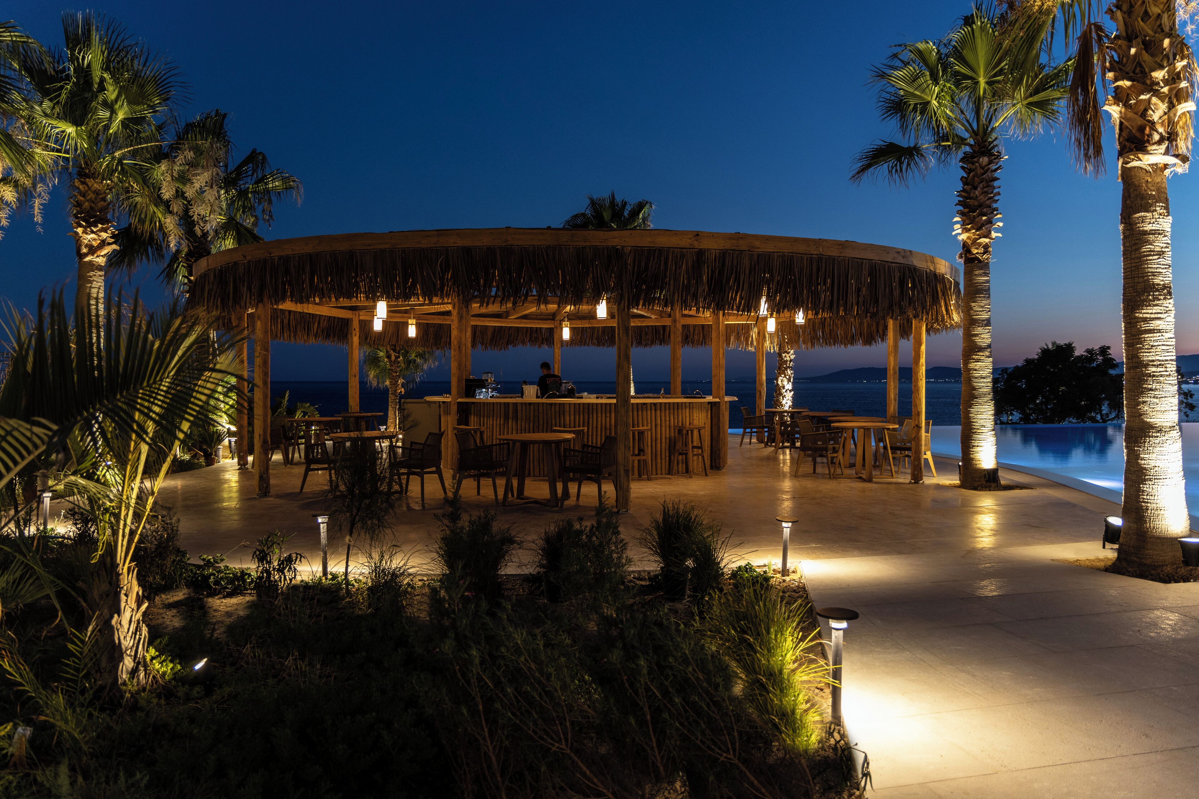 Este bar de cocktails, com vista para o oceano, aberto diariamente 