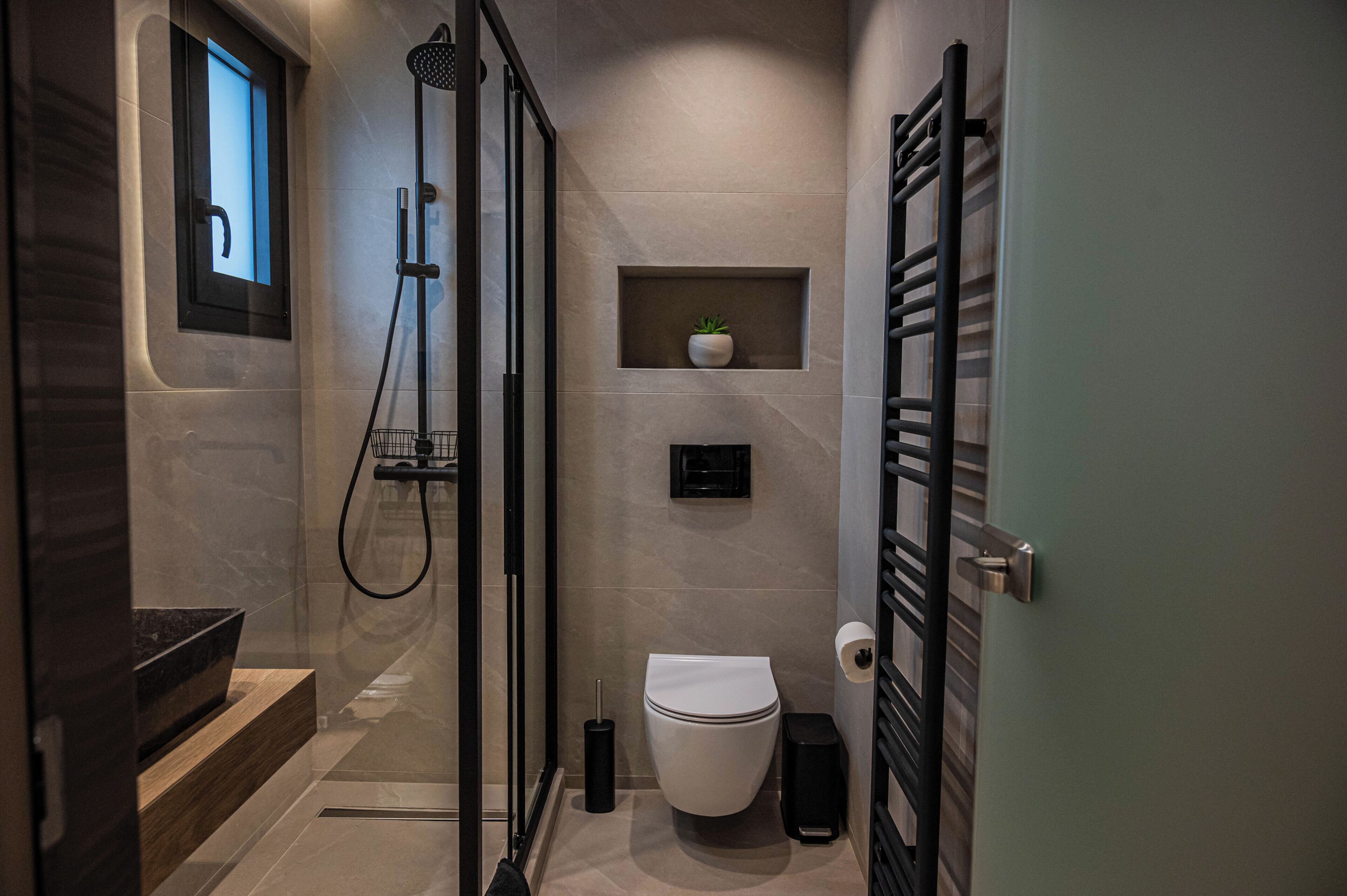 Superior Room | Casa de banho | Artigos de higiene pessoal grátis, um secador de cabelo, chinelos 