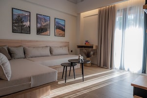 Deluxe Room - Split Level with Mountain View & Sea View | Área de estar | Smart TV 43 polegadas com canais digitais