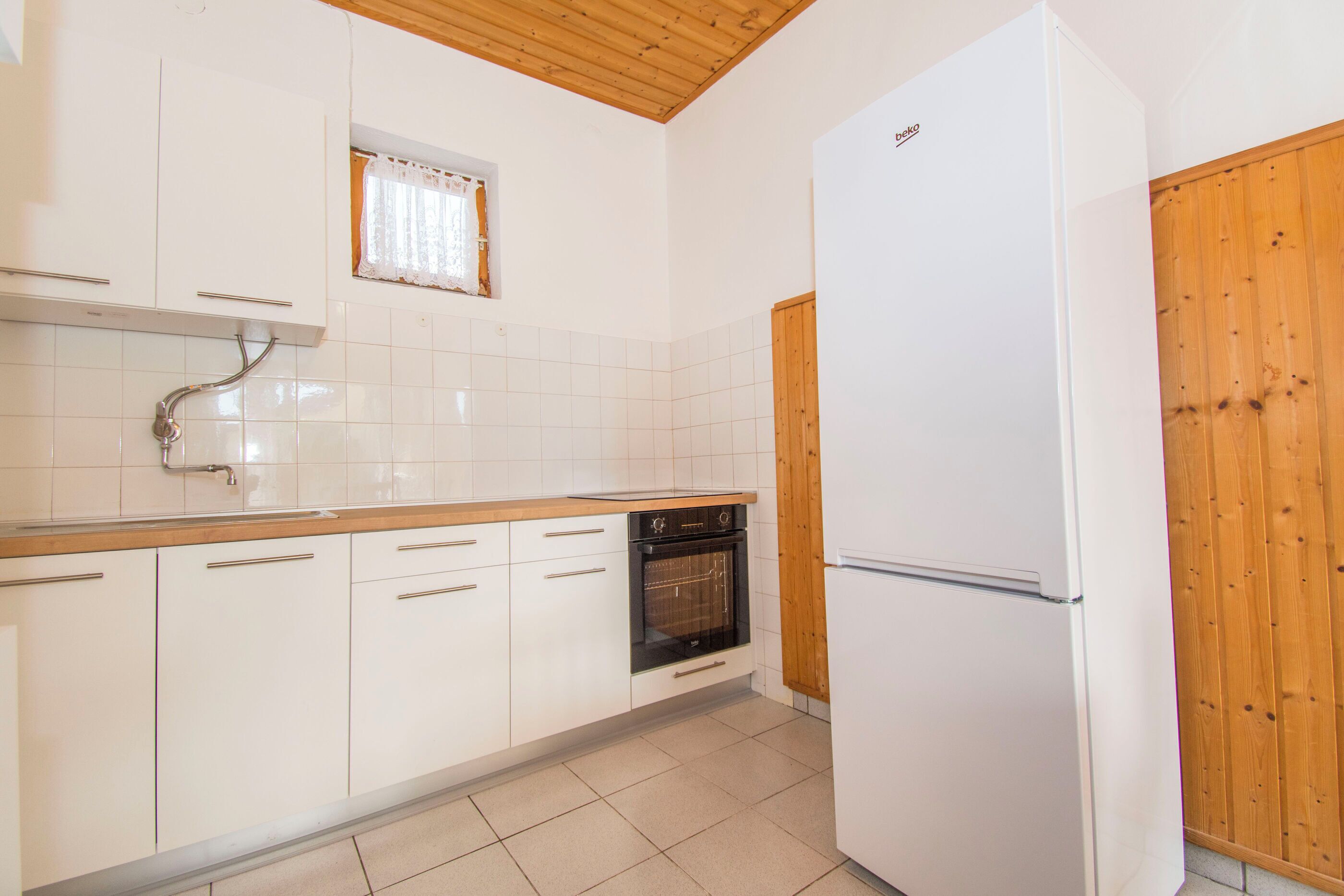 Apartamento (A1) | Cozinha privada | Um frigorífico, um micro-ondas, um forno, uma placa de cozinha 