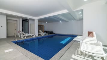 Piscina interior, uma piscina aquecida, espreguiçadeiras