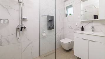 Villa | Casa de banho | Um polibã, toalhas fornecidas, papel higiénico