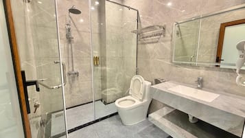 Chuveiro, produtos de toalete grátis, secador de cabelo, chinelos