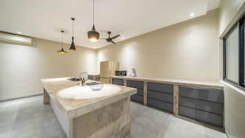 Villa de Luxo, vista para a piscina | Cozinha privada | Uma torradeira, liquidificador, Especiarias