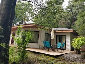 Cabana conforto, 2 quartos, vista para o jardim | Opções para refeição ao ar livre