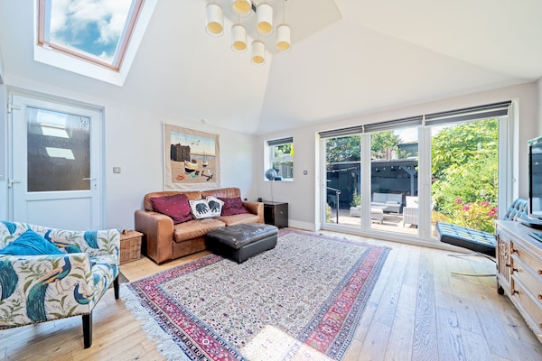 3 Bed House - Sleeps 5 - Garden - Pets - Parking -